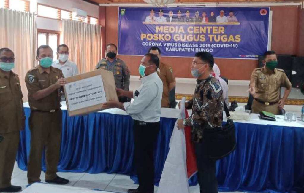 Pemda Bungo Terima Bantuan APD dari PT. Incasi Raya - SUARABUTESARKO